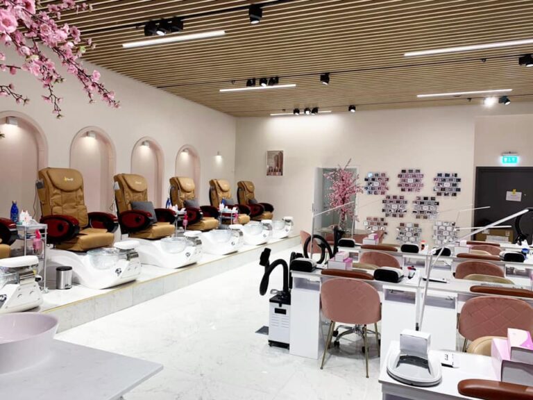 Nagelsalong. Nails bar. Akryl, polering, förlängning, reparation